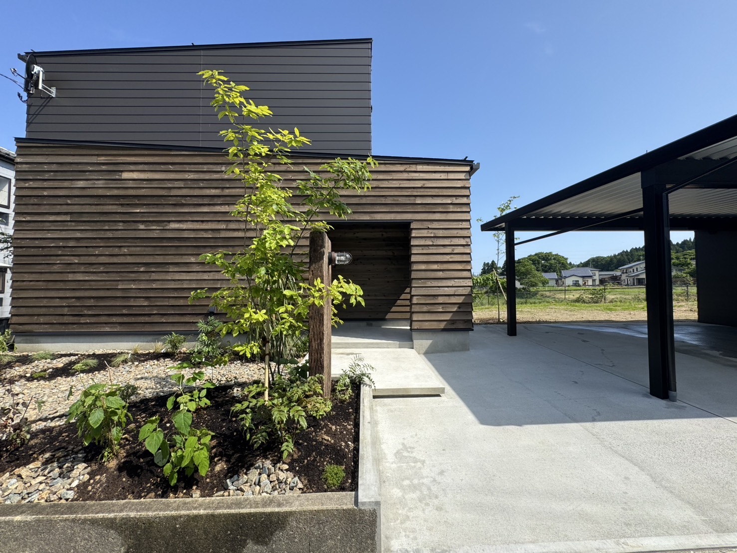 街並みに寄り添う「木外壁」がアクセントの Block Box House® | ハウジングワーク本田